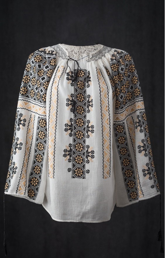 ie romaneasca brodata manual in Breaza, Romania ie traditionala Sonia